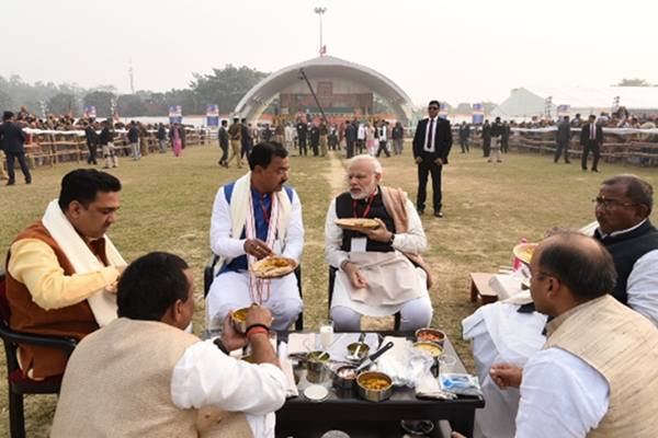 When PM Modi met supporters and ate like a ‘fakir’; guess what he was ...