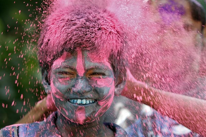 Holi 2017: Expert tips for hair care before and after playing with ...