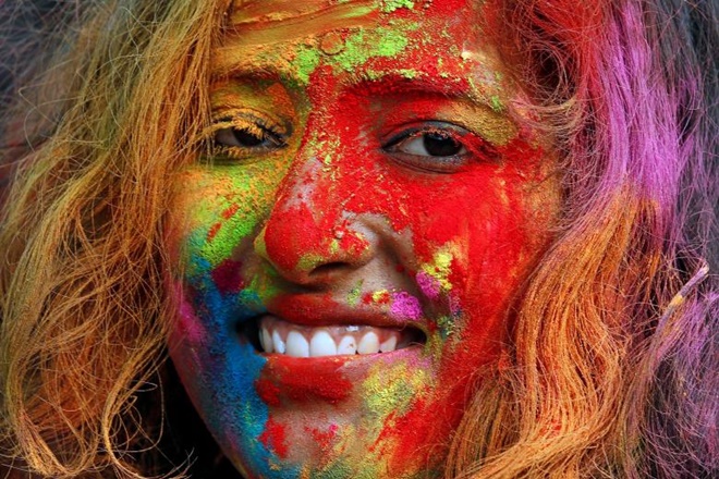 Holi 2017: Expert tips for hair care before and after playing with ...