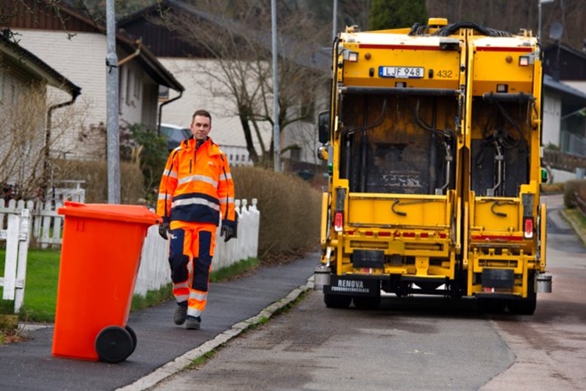 Watch Video: Volvo Trucks’ self-driving garbage truck that mostly ...