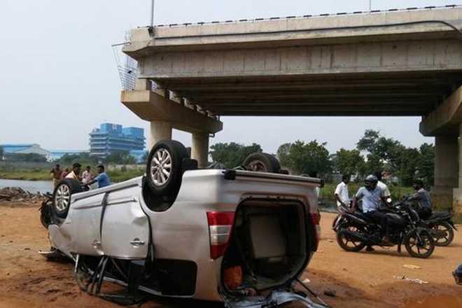 Three killed as Toyota Innova falls off incomplete flyover: Here’s how ...