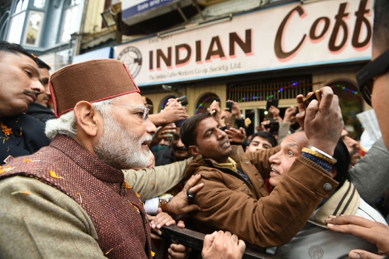 Narendra Modi does ‘Coffee Pe Charcha’, poses for selfies with common ...