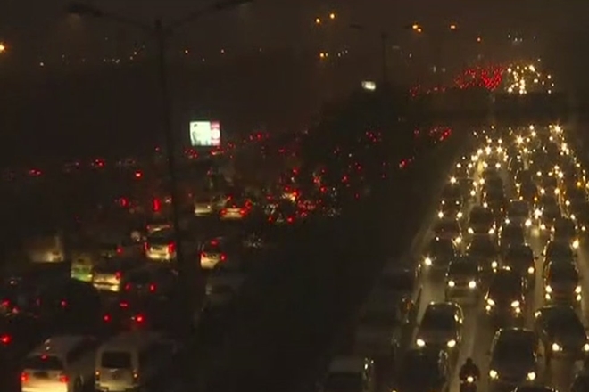 Massive traffic jam at India Gate in Delhi as over 100,000 people ...
