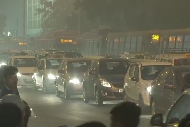 Massive traffic jam at India Gate in Delhi as over 100,000 people ...
