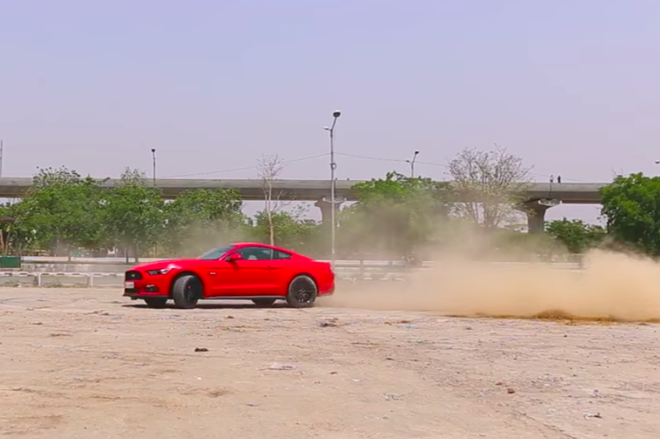 High-Speed Car Chase: Police car gives up the chase after Ford Mustang ...