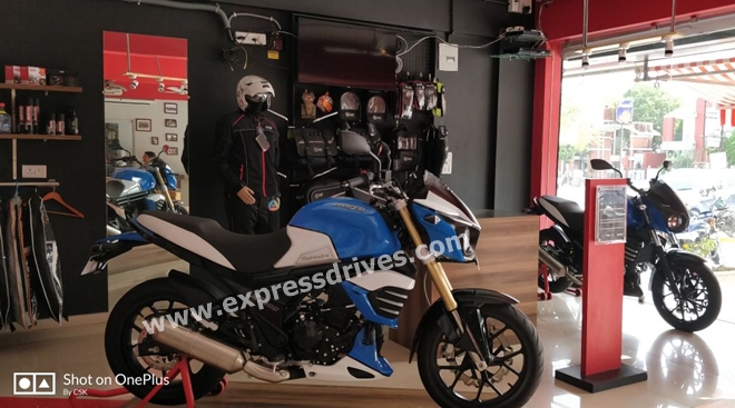 Mahindra Mojo XT300 launched in new blue colour: Black shade now ...