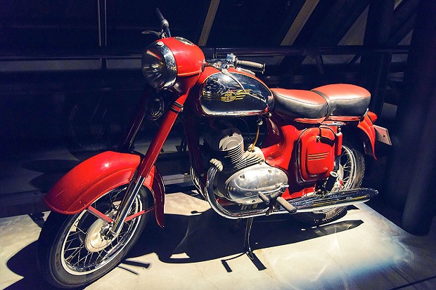 Royal Enfield Classic 350 को टक्कर देगी Jawa 300cc! जानिए 5 बड़ी बातें ...