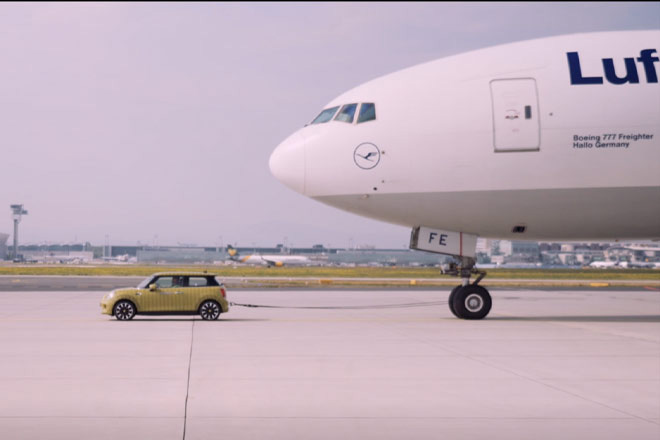 Electric Mini teased with a new unbelievable video hauling a Boeing 777 ...