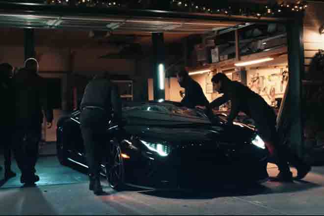 Video: Lamborghini lends father and son an Aventador S for Christmas ...